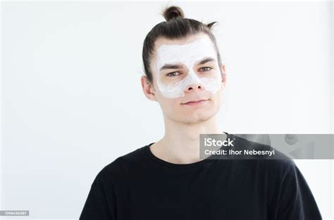 검은 티에 흰색 배경 위에 고립 된 얼굴 크림을 적용하는 만족 한 젊은 남자의 아름다움 초상화를 닫습니다 T 셔츠에 대한 스톡 사진 및 기타 이미지 Istock