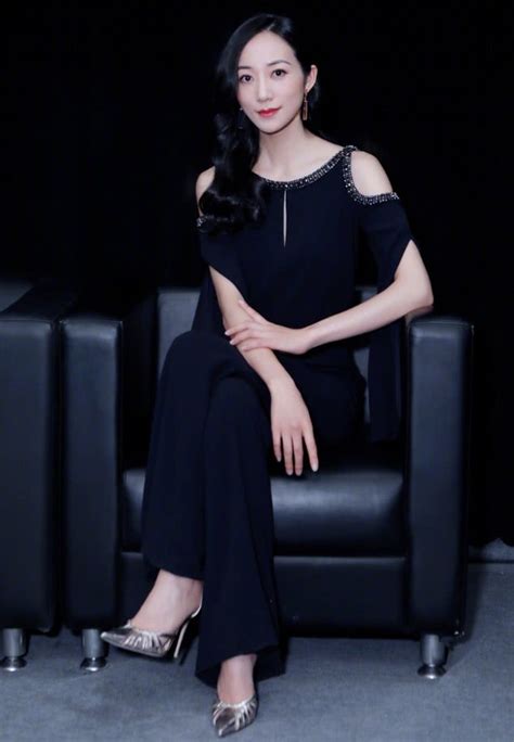 韩雪穿小黑裙演绎高级感，女神气质瞬间就出来了，让人看直了眼！设计