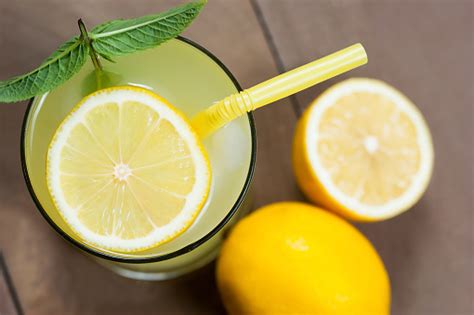 유리에 레모네이드 신선한 레몬과 민트와 홈 메이드 다과 여름 차가운 음료 레몬 모히토 칵테일 과 주스 0명에 대한 스톡 사진 및 기타 이미지 Istock