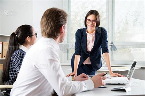 商务人员使用计算机工作