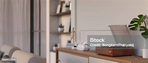 아늑한 스칸디나비아 거실의 나무 선반에 있는 빈티지 비닐 레코드 플레이어 턴테이블에 대한 스톡 사진 및 기타 이미지 턴테이블 0명 3차원 형태 Istock