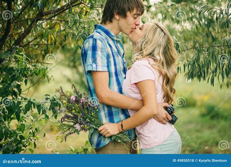 Coppie Adolescenti Che Baciano E Che Abbracciano Fotografia Stock