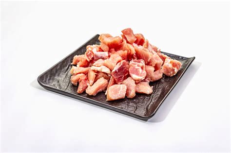 흰색 배경에 고립 된 다진 생 돼지 고기 신선한 조각 블랙 세라믹 플레이트에 향신료 0명에 대한 스톡 사진 및 기타 이미지 0명 건강한 생활방식 건강한 식생활