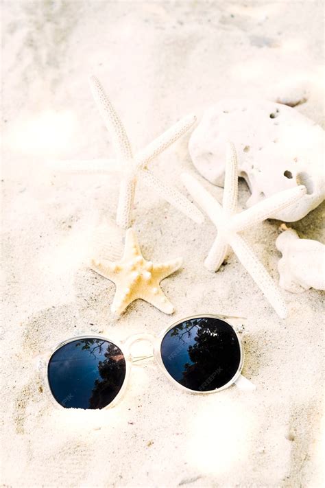 Sonnenbrille Mit Seestern Und Koralle Am Strand Kostenlose Foto