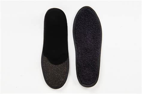 흰색 배경에 격리 된 검은 색 깔창 의료 정형 외과 깔창 발 관리 깔창 컷어웨이 레이어 평평한 발과 발 질환의 치료 및 예방 신발 의 내부 발바닥 건강관리와 의술에 대한