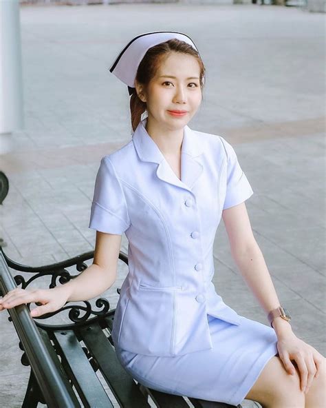 ปักพินโดย Esther Butse ใน Nurse Uniform เสื้อผ้าแฟชั่น สาวสวย ชุด
