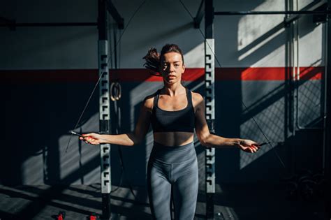 체육관에서 점프 로프와 함께 운동하는 젊은 여자에 적합 25 29세에 대한 스톡 사진 및 기타 이미지 25 29세 건강한 생활방식 결심 Istock