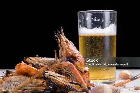 나무 테이블에 맥주와 함께 슈림과 해산물 소스를 굽습니다 0명에 대한 스톡 사진 및 기타 이미지 0명 굽기 그릇 Istock