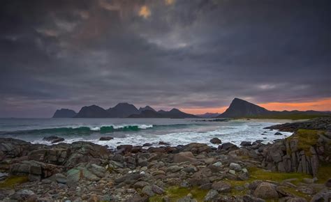 경치 경치가 좋은 고요한 관광 관광 명소 구름 낀 하늘 구조 그림 같은 당일 치기 여행 랜드마크 목적지 물 바다 바다 경치 바위 사진 찍기 손을