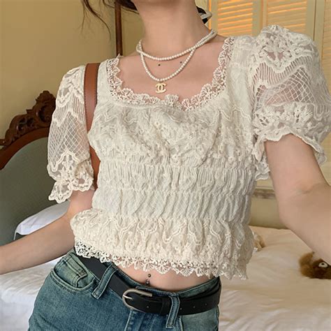 엘무즈 레이스 플라워 자수 스퀘어넥 퍼프 숄더 크롭 블라우스 Pj518106