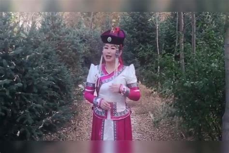 草原女歌手翻唱一曲草原情哥哥嗓音甜美歌声入心扉
