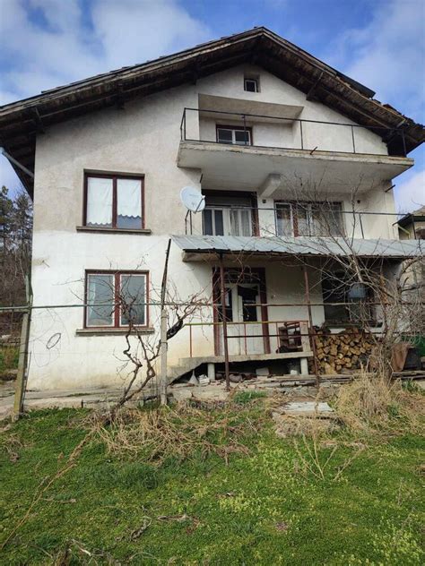 Просторна къща в село Делейна Триетажна къща 200 кв м РЗП 1320 кв м двор Къщи Вили Де