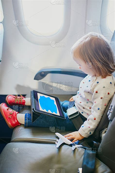 可爱的小女孩坐飞机旅行