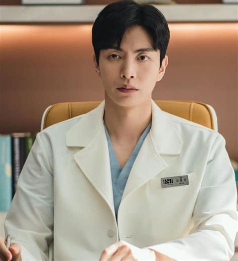 얼굴도 너무 잘생겨 성형수술도 잘한다는 유명 미남성형외과 의사