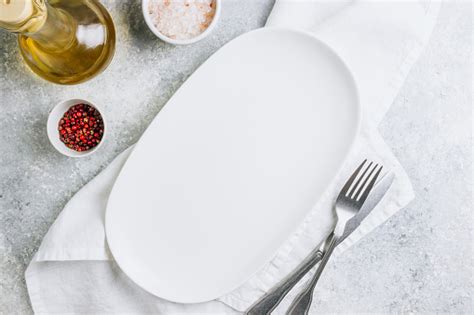 밝은 회색 배경 테이블에 빈 흰색 타원형 판 포크 칼 소금 후추 올리브 오일과 흰색 냅킨 맨 위 보기 공간을 복사합니다 플랫 레이 0명에 대한 스톡 사진 및 기타 이미지