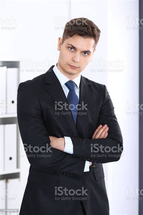 교차 하는 팔으로 사무실에 서 있는 젊은 사업가 비즈니스 개념 검은색에 대한 스톡 사진 및 기타 이미지 검은색 경영자 고용과 노동 Istock