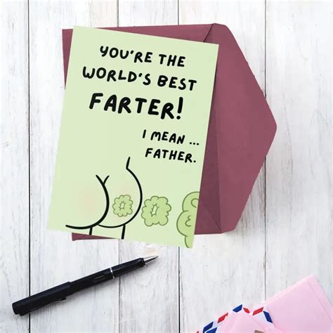 Набір з 5 листівок зображує спину людини з написом ТИ Temu Czech Republic