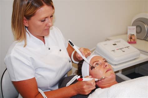 Microcurrent Facial Offers Surgery Alternative