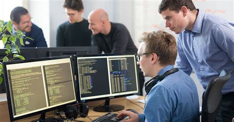 What Is Shoulder Surfing Explanation And Countermeasures Ionos Uk