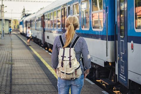기차역에서 기차에 배낭 탑승과 여자 기차에 대한 스톡 사진 및 기타 이미지 기차 대중 교통 철도역 Istock