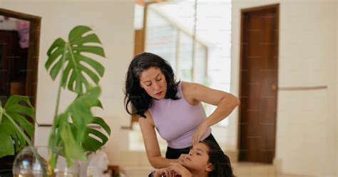 Una Mujer Ayudando A Otra Mujer Con Su Cabello Foto Imagen De Mamá En