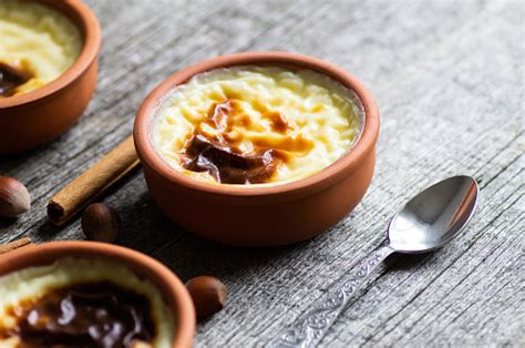 구운 쌀 푸딩 터키 유백색 디저트 수틀락 에 캐서롤 에 계피 스틱과 헤이즐넛 라이스 푸딩에 대한 스톡 사진 및 기타 이미지