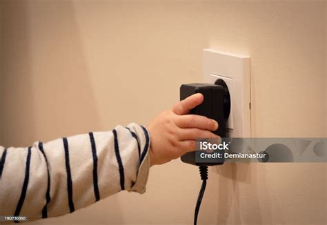 전원 소켓과 전기 변압기를 가지고 노는 어린 아이의 손 근접 촬영 아이에 대한 스톡 사진 및 기타 이미지 아이 콘센트 전기 플러그 Istock