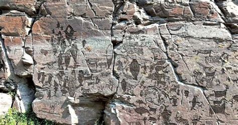 건진법사 법당 보며 ‘오른손엔 다이아몬드 목걸이 왼손엔 샤넬백이··· 신문 1면 사진들