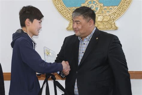 ДАРХАН Тив дэлхийн спортын уралдаан тэмцээнд амжилт үзүүлсэн сурагчдад шагнал гардууллаа