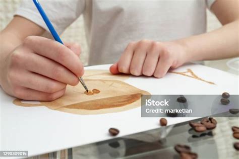 커피 드로잉 여자는 페인트 대신 커피를 사용하여 커피 컵을 그립니다 커피 마실 것에 대한 스톡 사진 및 기타 이미지 커피 마실 것 페인트 갈색 Istock