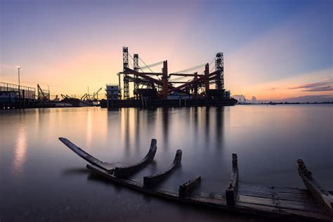 물류 및 운송 컨테이너 화물선과 화물 기 황혼의 하늘 물류에 조선소에 크레인 다리 일 수출 배경 가져오기 및 수송 산업 0명에 대한 스톡 사진 및 기타 이미지 Istock