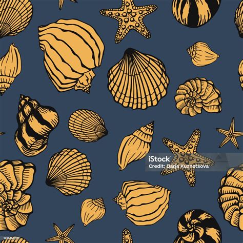 조개와 불가사리와 원활한 패턴 해양 배경입니다 스케치 스타일로 손으로 그린 벡터 일러스트레이션 인사말 초대장 색칠 공부 책 섬유 결혼식 및 웹 디자인에 적합합니다 껍데기에
