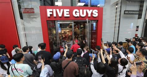 韓강남 파이브가이즈 첫날 오픈런…김동선·주한미대사 찾아