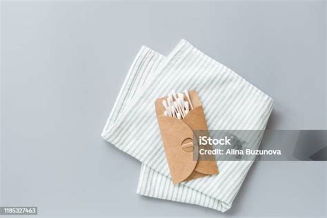 천연 욕실 액세서리 회색 종이 배경에 이어 스틱과 얼굴 수건 폐기물 제로 모형 플랫 레이 템플릿 상단 보기 오버 헤드 0에 대한 스톡 사진 및 기타 이미지 Istock