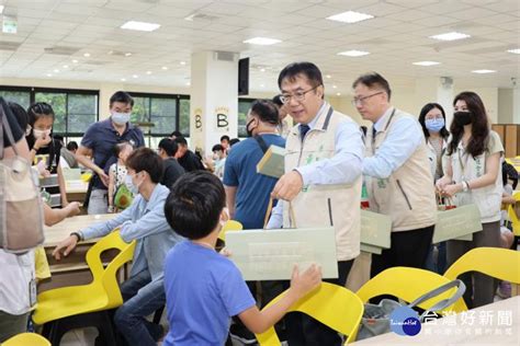 黃偉哲陪伴南市監護兒少提前過中秋 承諾守護孩子們平安成長