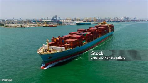 컨테이너 화물선 수입 수출 글로벌 비즈니스 및 산업 상업 무역 물류 및 해상 컨테이너 화물선에 의한 국제 운송 컨테이너 화물 화물 운송 전면 보기 경제에 대한 스톡 사진 및