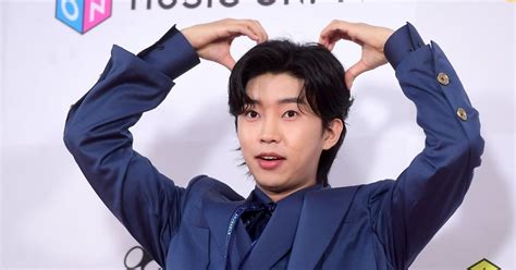 포토 임영웅 귀여운 곰돌이 포즈~ 2023 더팩트뮤직어워즈