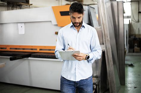 엔지니어는 전기 작업장에서 작업하는 과정을 감독 스톡 사진 35 39세에 대한 스톡 사진 및 기타 이미지 35 39세 건설 기계류 건설 산업 Istock