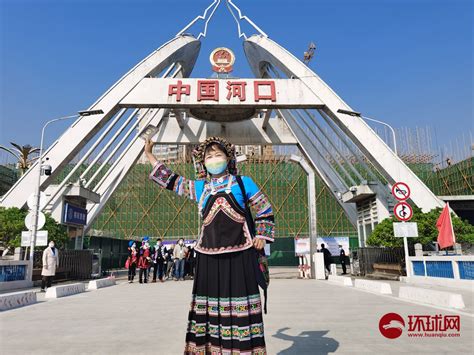 中越河口口岸正式恢复通关，越南工作人员准备鲜花迎接中国游客