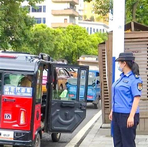 深化全国文明城市建设丨播州：开展车辆乱停乱放整治行动进行