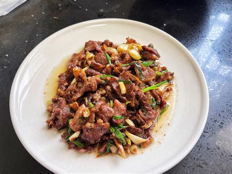【学会了这道菜再也不用去饭店了～家常小炒牛肉（吊龙）的做法步骤图】平平静静下厨房