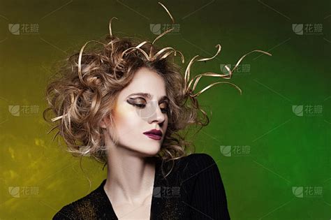 有创意发型的漂亮女孩