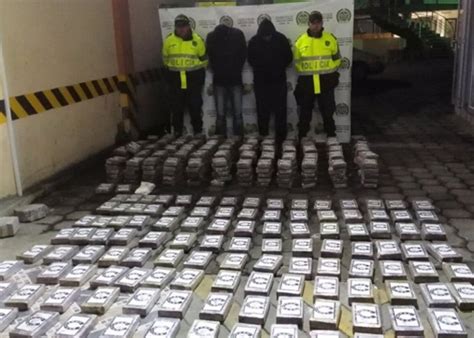 Policía De Colombia Incauta Media Tonelada De Cocaína En Buses De Hinchas