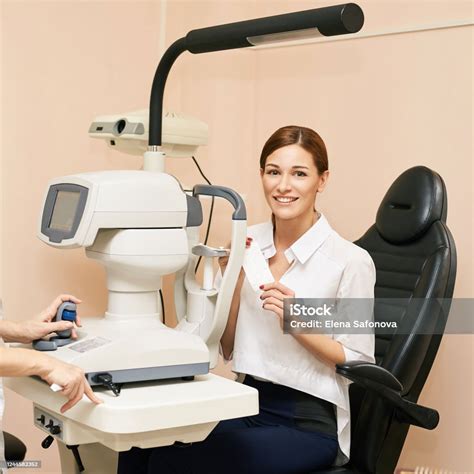 눈 안과 검사 시력 회복 난시 검사 개념 안과 치통 장치 클리닉에서 뷰티 걸 초상화 눈 검사에 대한 스톡 사진 및 기타 이미지 눈 검사 여자 행복 Istock