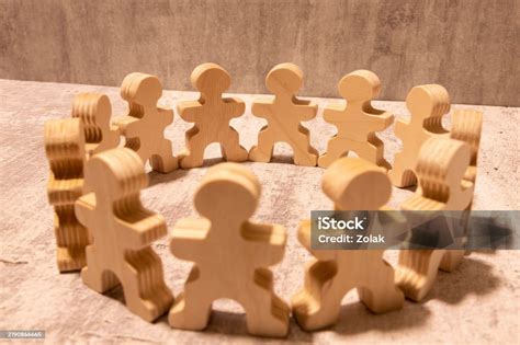 나무 인물의 줄 또는 더미는 흩어져있는 그룹 속에서 하나의 인물을 상징합니다 개념에 대한 스톡 사진 및 기타 이미지 개념 경제 남자 Istock