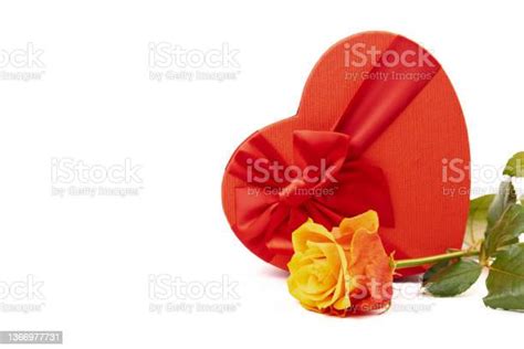 하트 모양의 빨간 상자 발렌타인 데이 휘파람을 위한 선물 상자가 상승했습니다 흰색 배경에 격리 0명에 대한 스톡 사진 및 기타 이미지 Istock