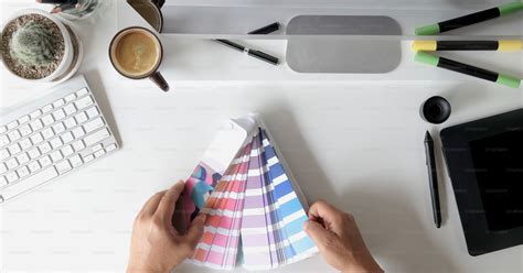 건축 도면 및 색상 견본 스튜디오 작업장에서 컬러 차트 프로젝트를 진행하는 그래픽 디자이너 사진 Unsplash의 태국 이미지