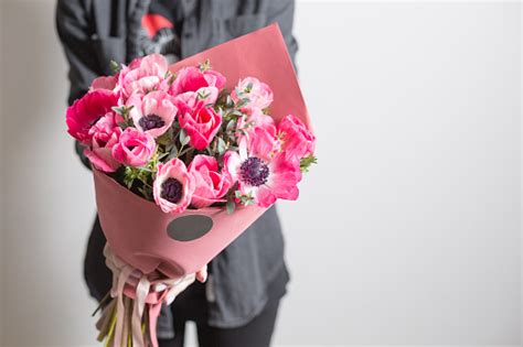 귀여운 꽃입니다 여자 손에 핑크 아 네모 네의 아름 다운 꽃다발입니다 꽃이 게에서 꽃집의 작품 작은 가족 사업 꽃다발에 대한 스톡 사진 및 기타 이미지 Istock