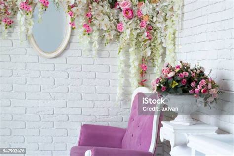 벽 장식 꽃과 빈티지 스타일 소파와 로프트 인테리어 룸 미러 0명에 대한 스톡 사진 및 기타 이미지 0명 가구 거울 Istock