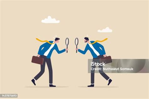 의심스럽거나 불신하는 파트너 의심스럽거나 가장 가짜 또는 사기 분석 비즈니스 투명성 개념에 대한 우려 또는 질문 의심스러운 사업가는 돋보기로 서로를 분석합니다 형사에 대한